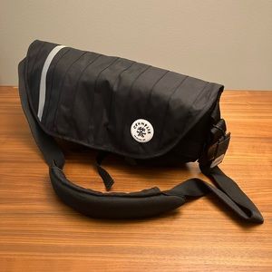 Crumpler | Bags | Crumpler The Barney Rustle Blanket Messenger Photo ...